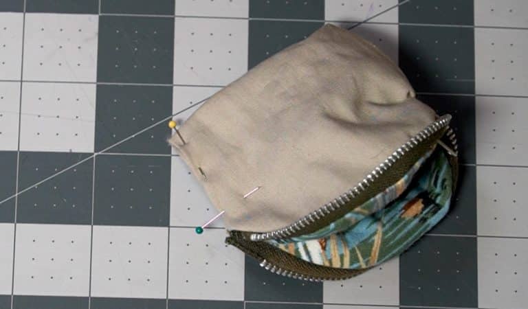 Tutorial: How to Make a Simple Coin Purse with Fabric Scraps ...