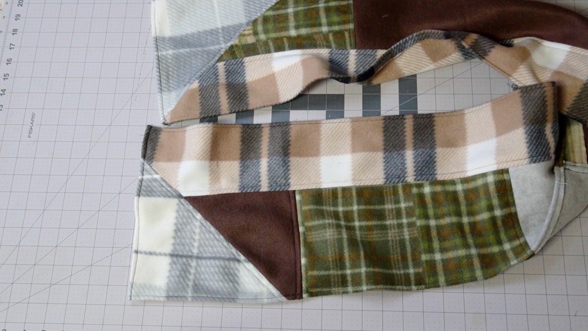 Tutorial: How to Make a Fleece Scarf with Scraps of Fabric - Fabricated ...