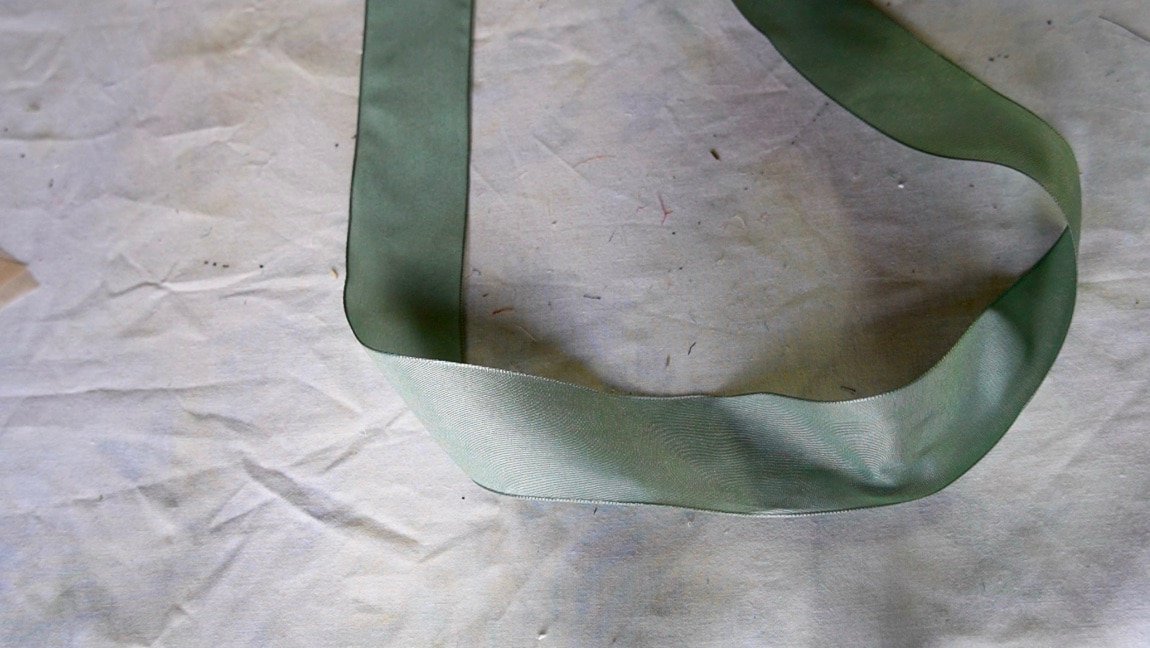 Tutorial: Easy Flowers Using Ribbon - Fabricated Closet