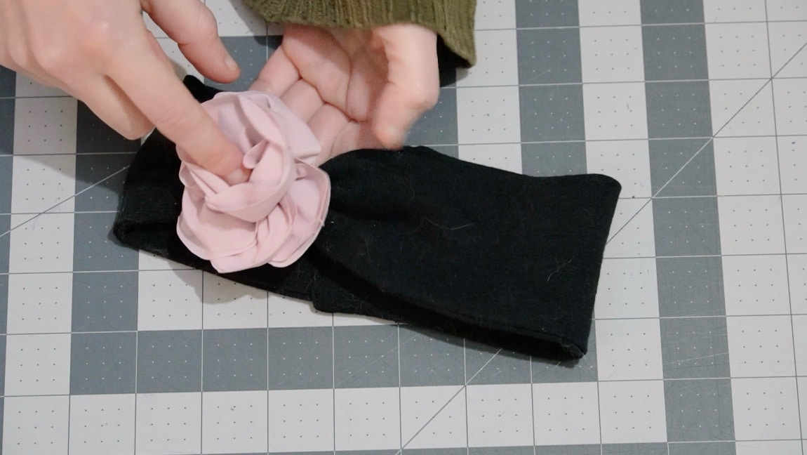 Tutorial: How to Make a Stretch Headband with Fabric Flowers ...