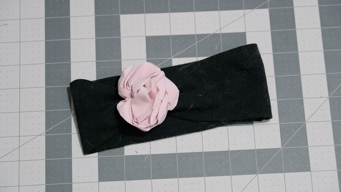Tutorial: How to Make a Stretch Headband with Fabric Flowers ...