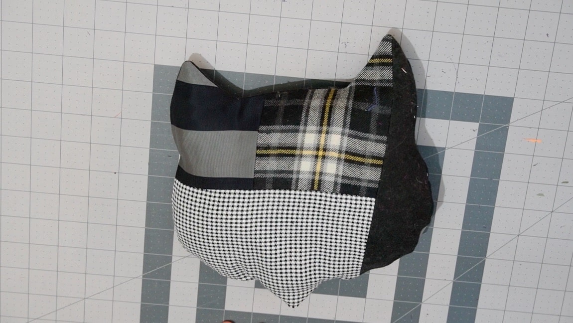 Tutorial: Scrappy Cat Face Pillow - Fabricated Closet