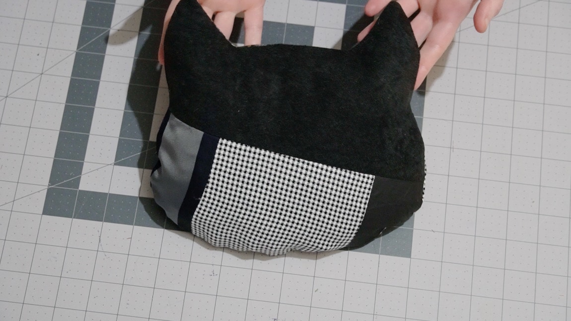 Tutorial: Scrappy Cat Face Pillow - Fabricated Closet