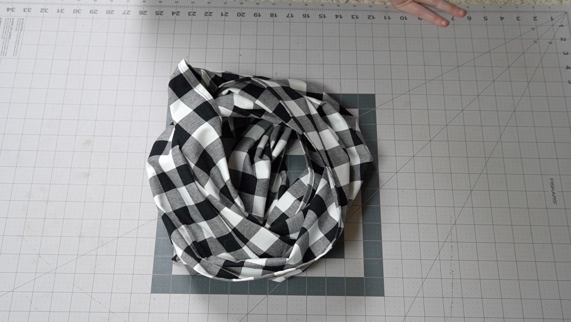 Tutorial: Easy Flannel Infinity Scarf - Fabricated Closet